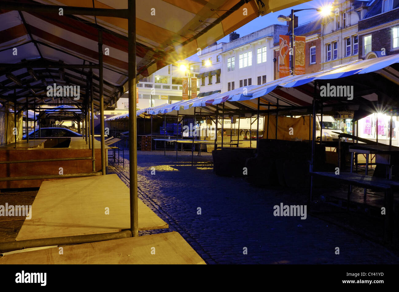 Empty market stalls hi-res stock photography and images - Alamy