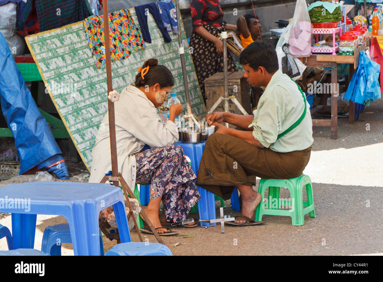 Myanmar burma rangoon people eating hi-res stock photography and images ...