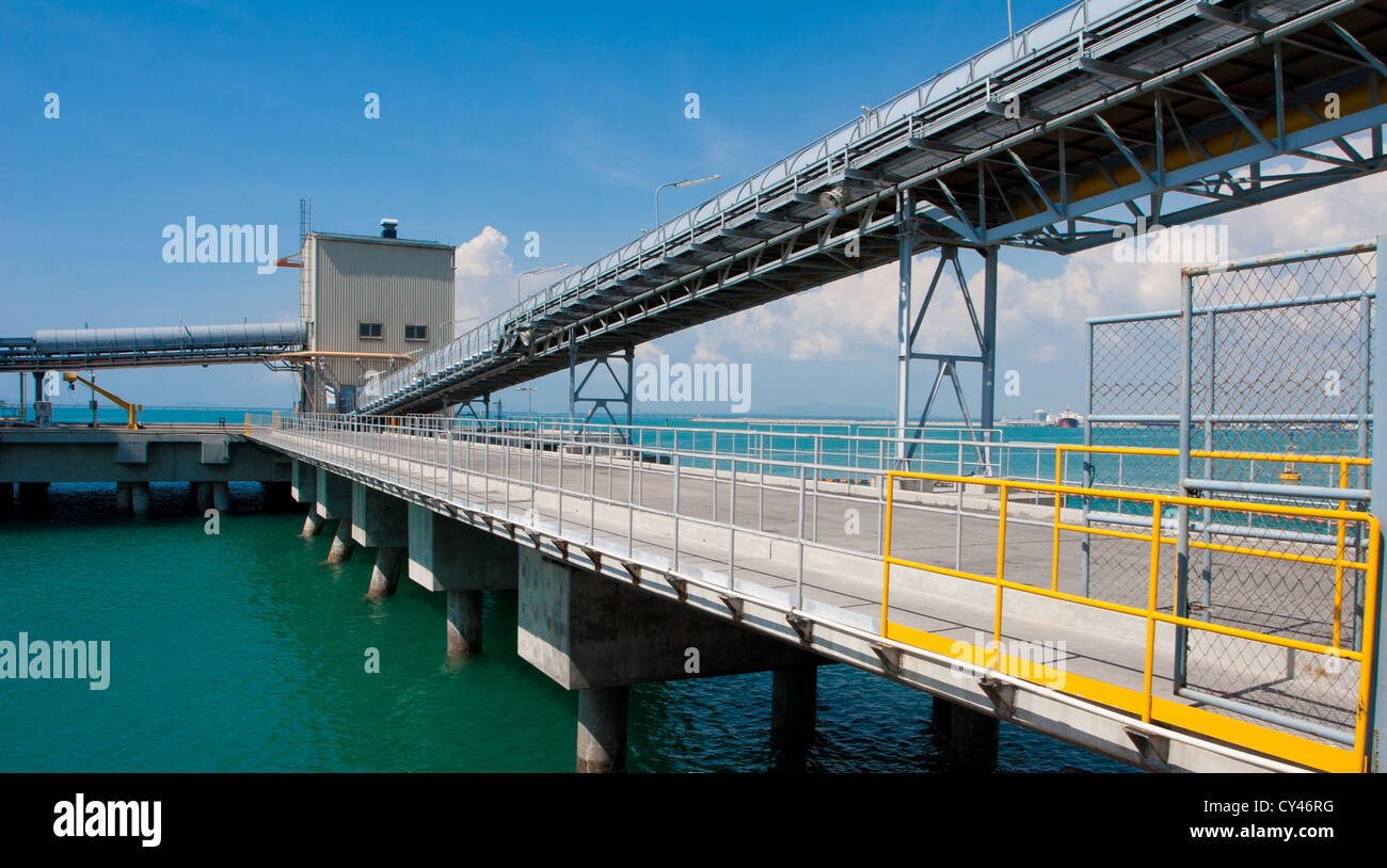 Tanker jetty hi-res stock photography and images - Alamy