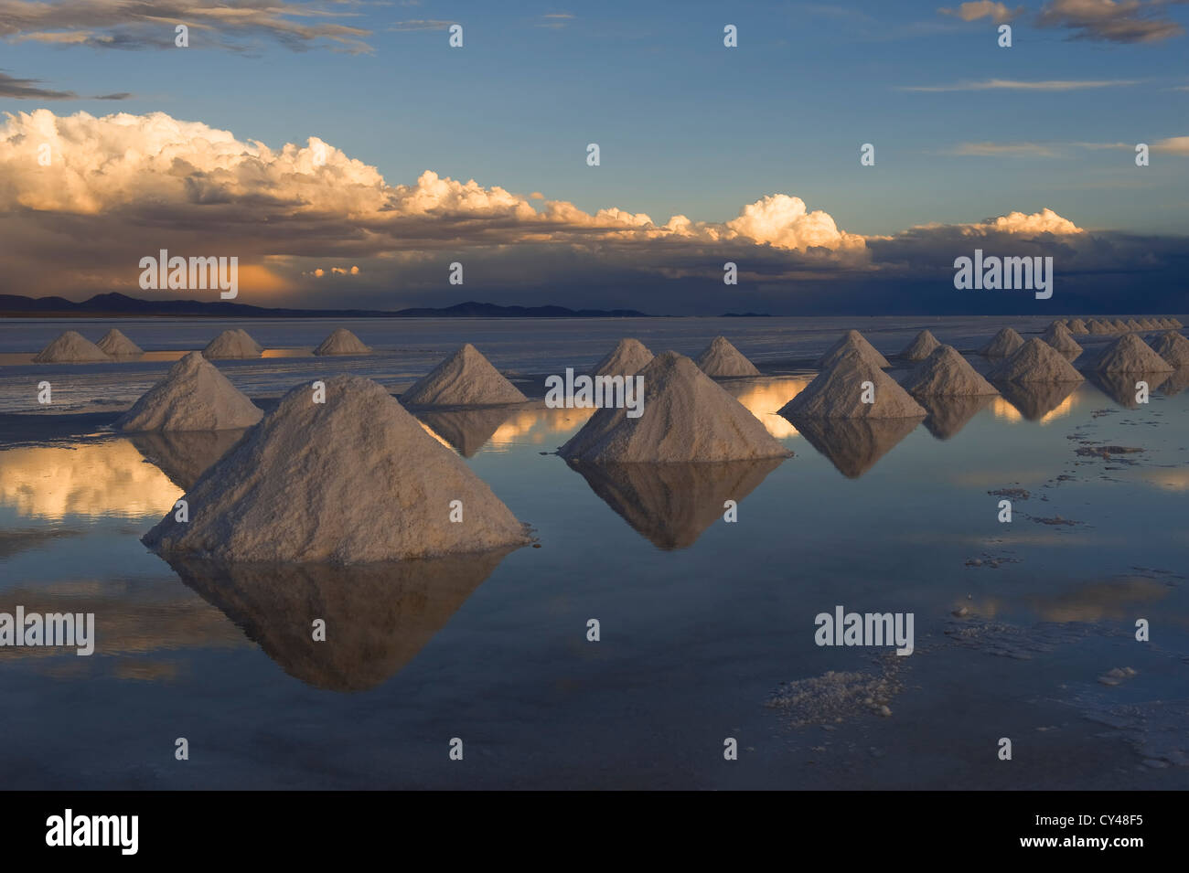 Salt cones, Salar de Uyuni at sunset, Potosi, Bolivia Stock Photo - Alamy