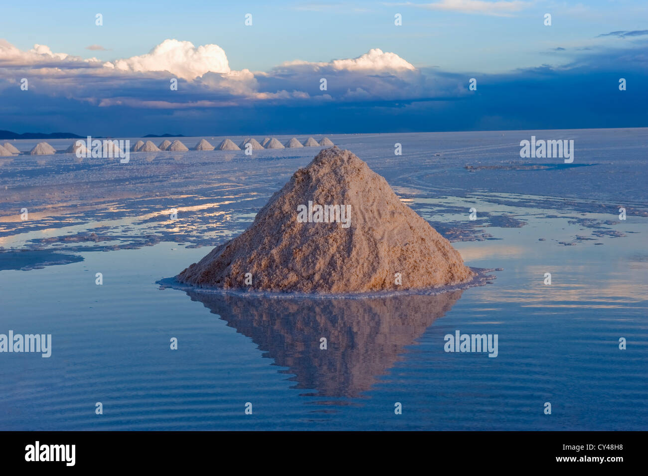 Salt cones, Salar de Uyuni at sunset, Potosi, Bolivia Stock Photo - Alamy