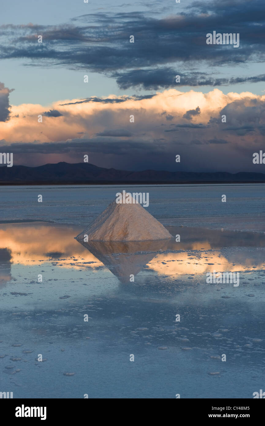 Salt cones, Salar de Uyuni at sunset, Potosi, Bolivia Stock Photo - Alamy