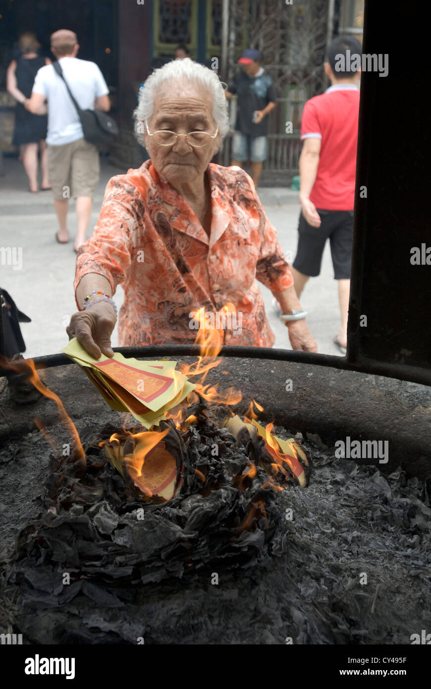 Chinese woman praying at goddess mercy hi-res stock photography and ...