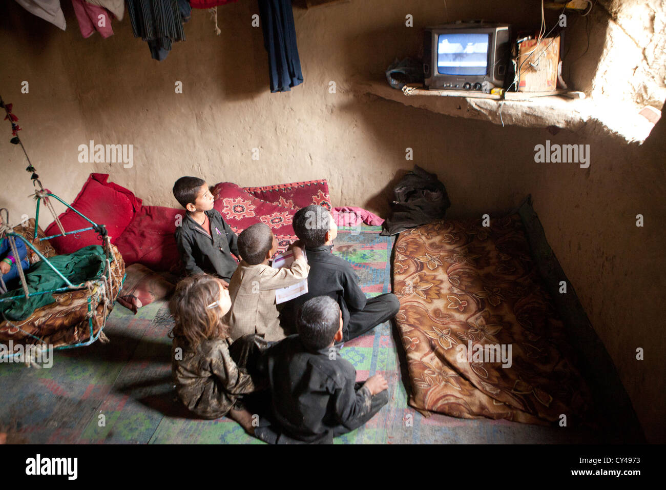 Afghan kids watching TV in a slum in Kabul Stock Photo - Alamy