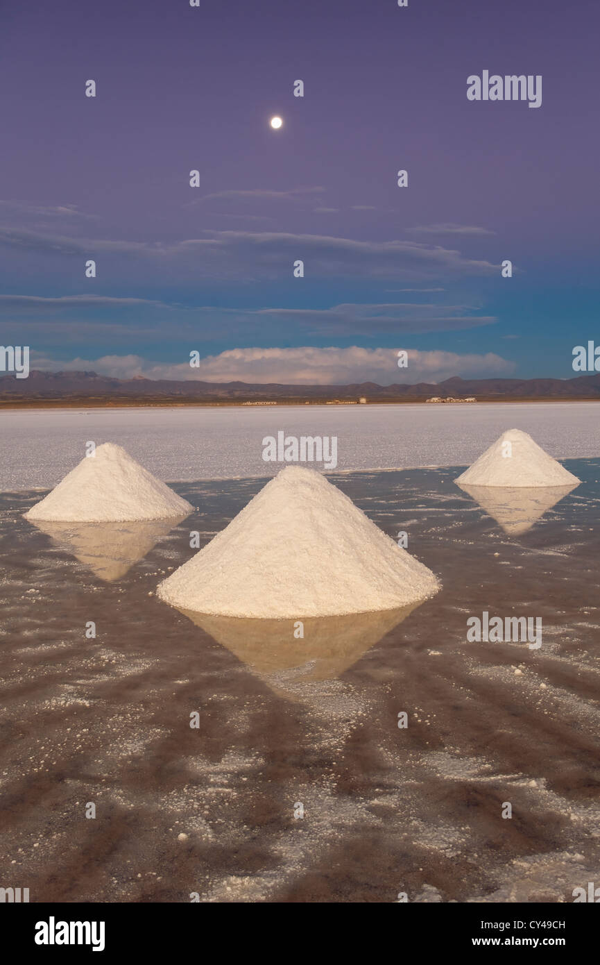 Salt cones, Salar de Uyuni at sunset, Potosi, Bolivia Stock Photo - Alamy