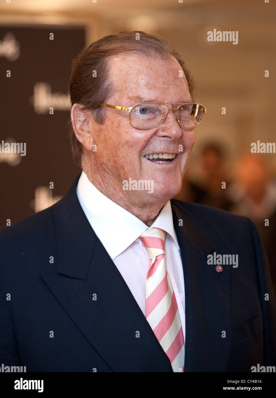 Roger moore james bond hi-res stock photography and images - Alamy