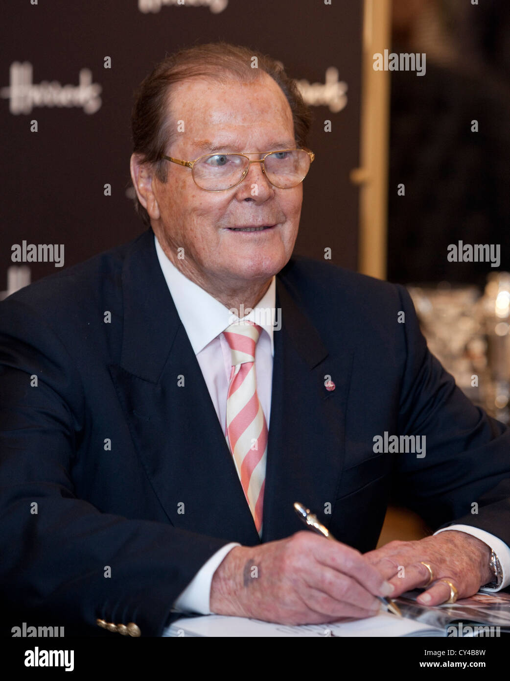 Roger moore james bond hi-res stock photography and images - Alamy