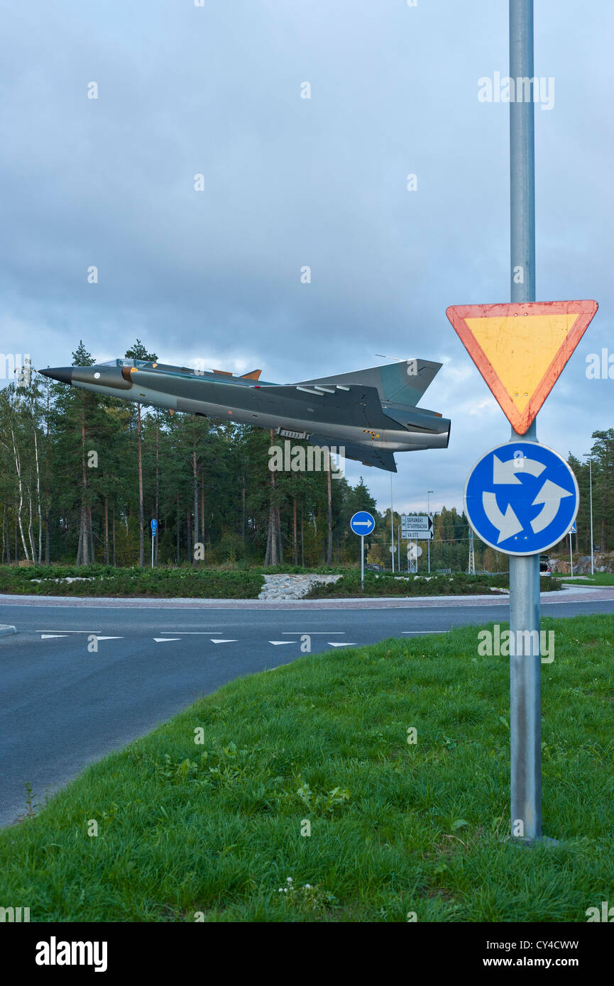 Fighter jet flying over roundabout hi-res stock photography and images ...