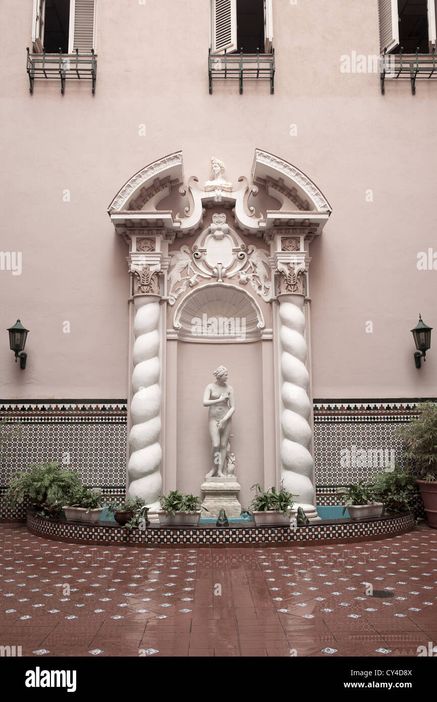 Traditional Italian style courtyard with statue and water feature Stock ...