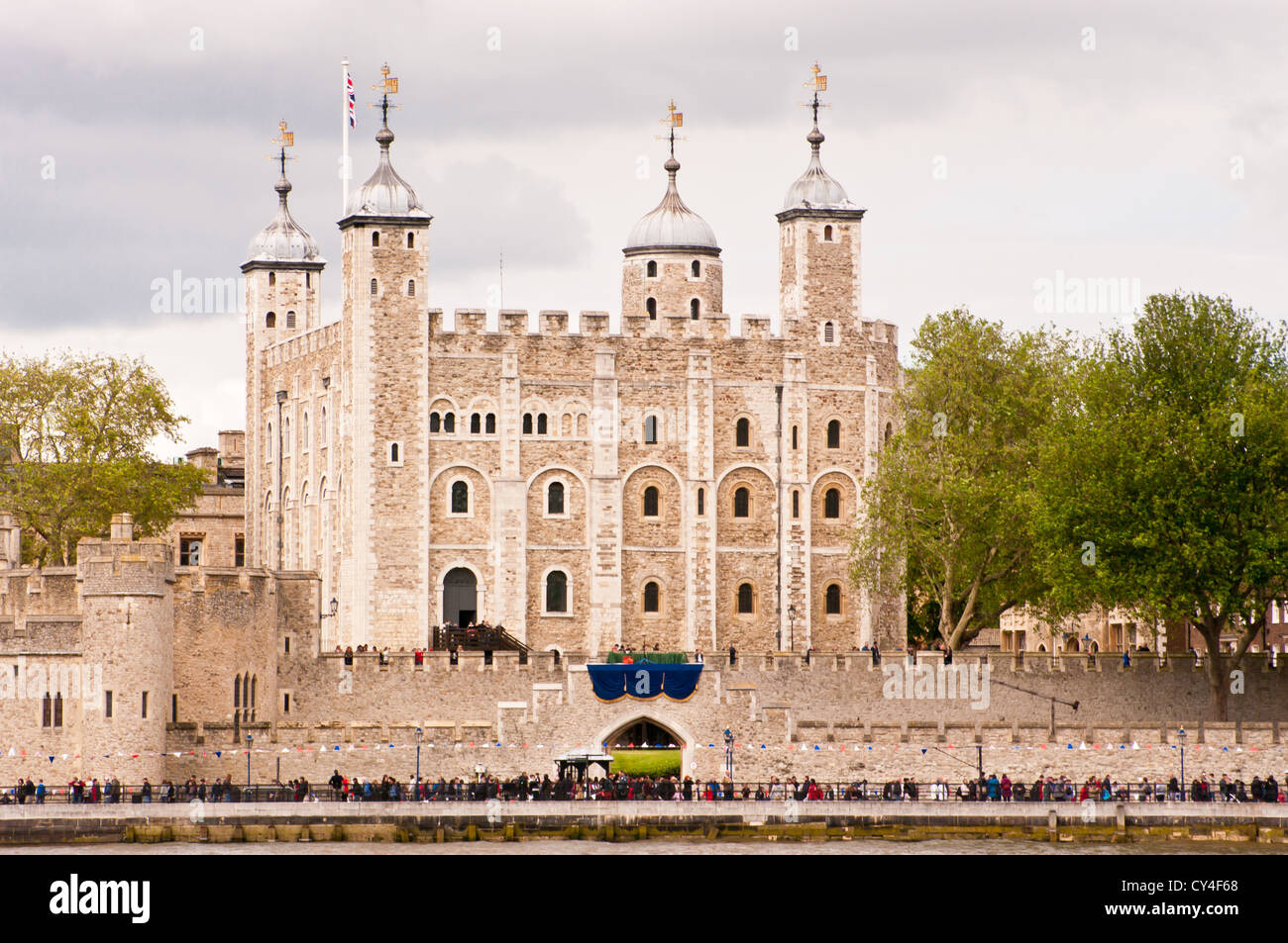 The Tower of London with crowds in front of it celebrating the queens ...