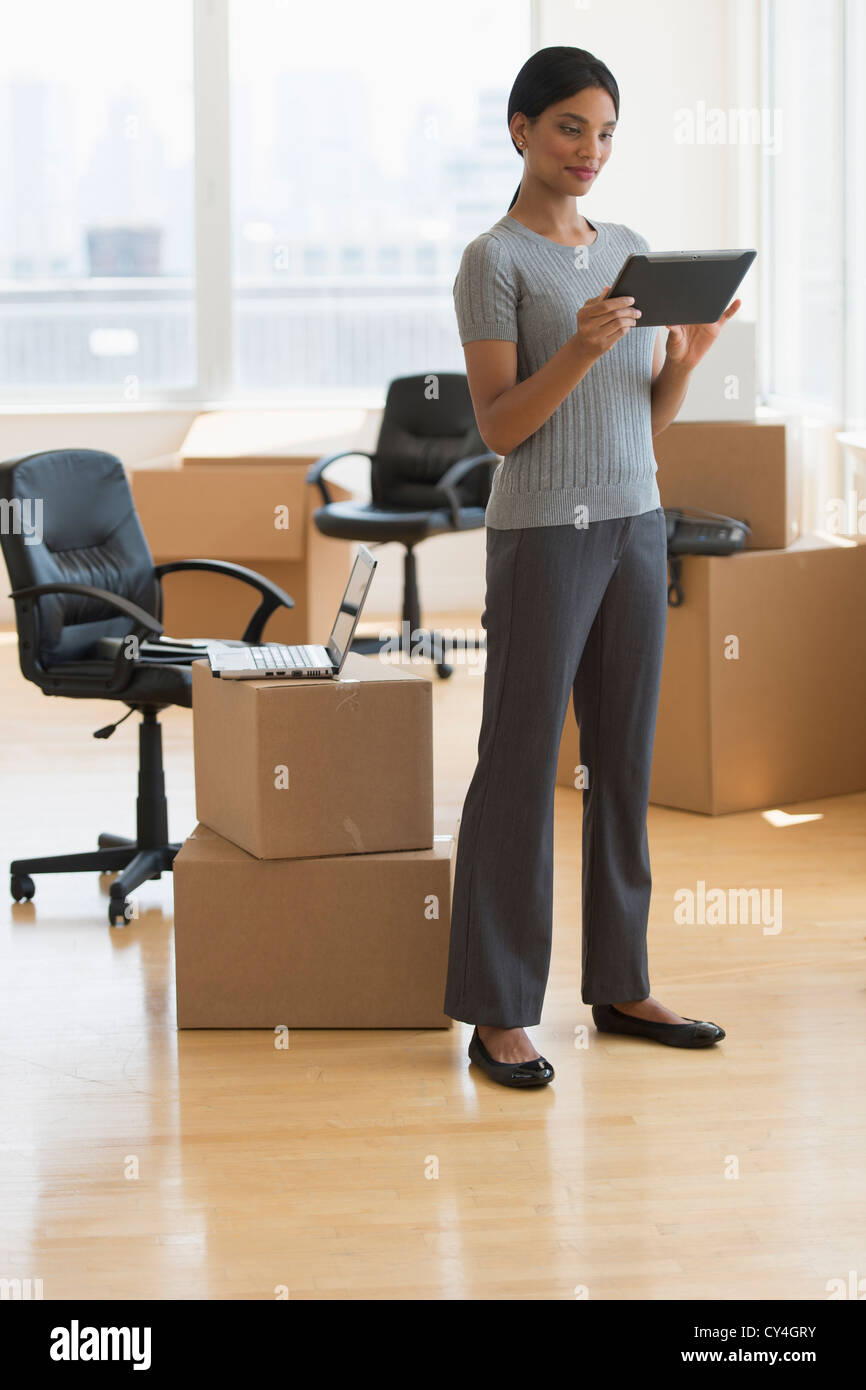 Office moving hi-res stock photography and images - Alamy