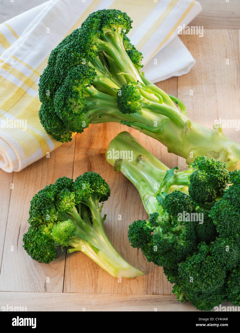 Broccoli on cutting board, studio shot Stock Photo - Alamy