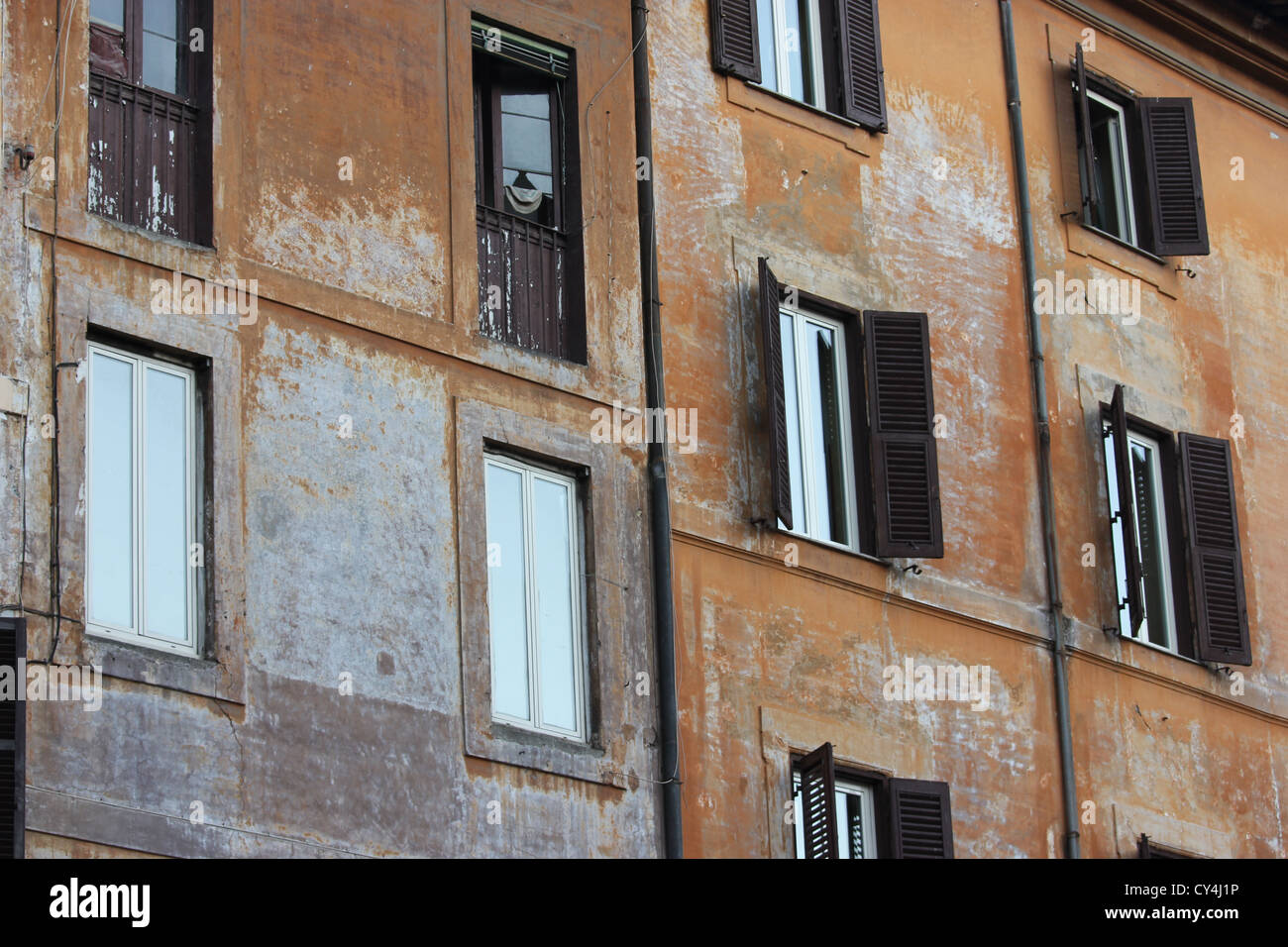 beautiful elegant historical windows and walls of buildings in Romes ...