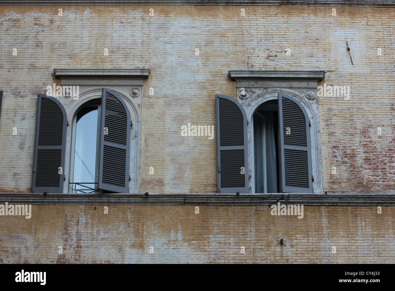 beautiful elegant historical windows and walls of buildings in Romes ...