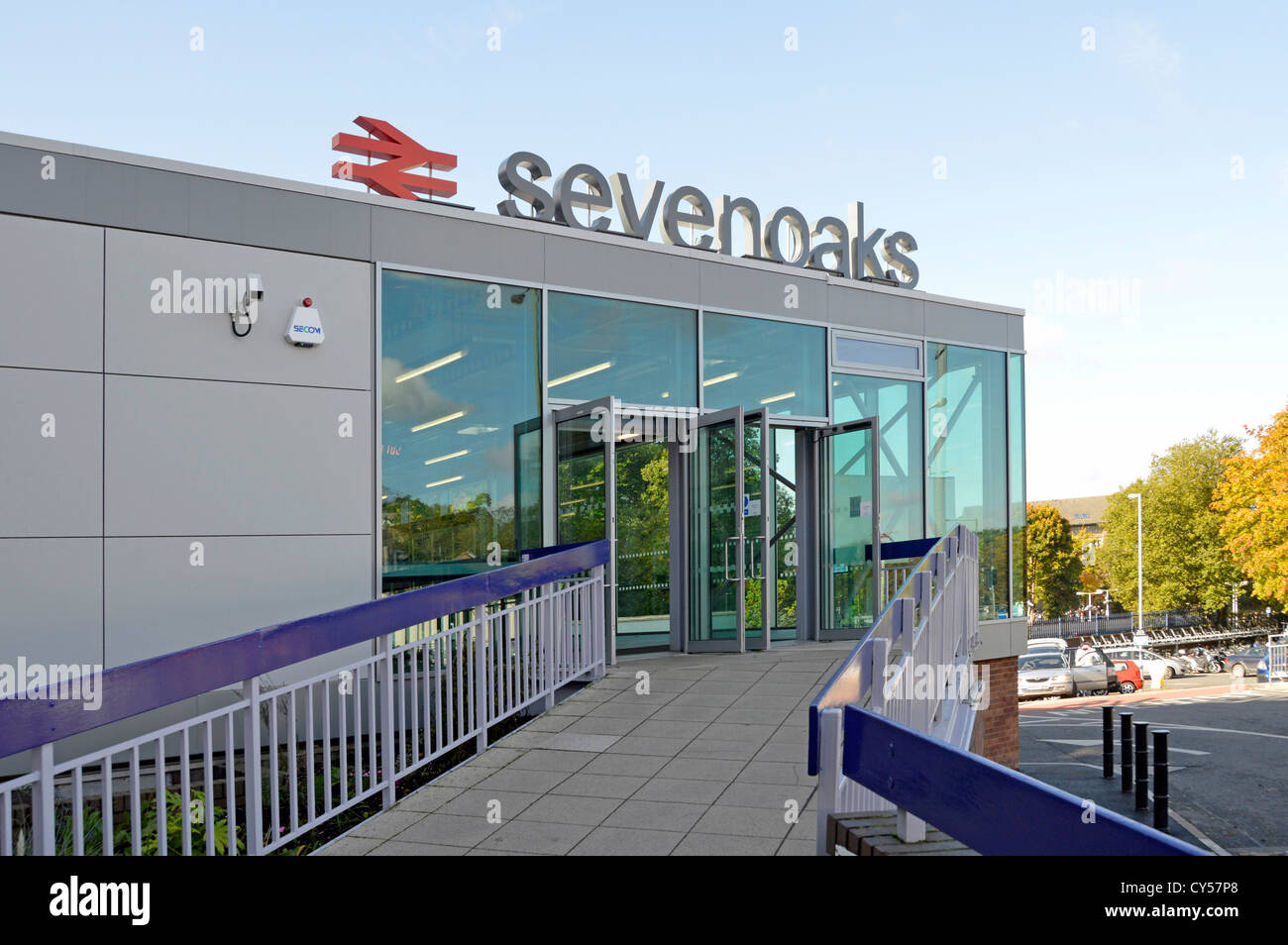 Sevenoaks railway station entrance and sign with disabled access ramp ...