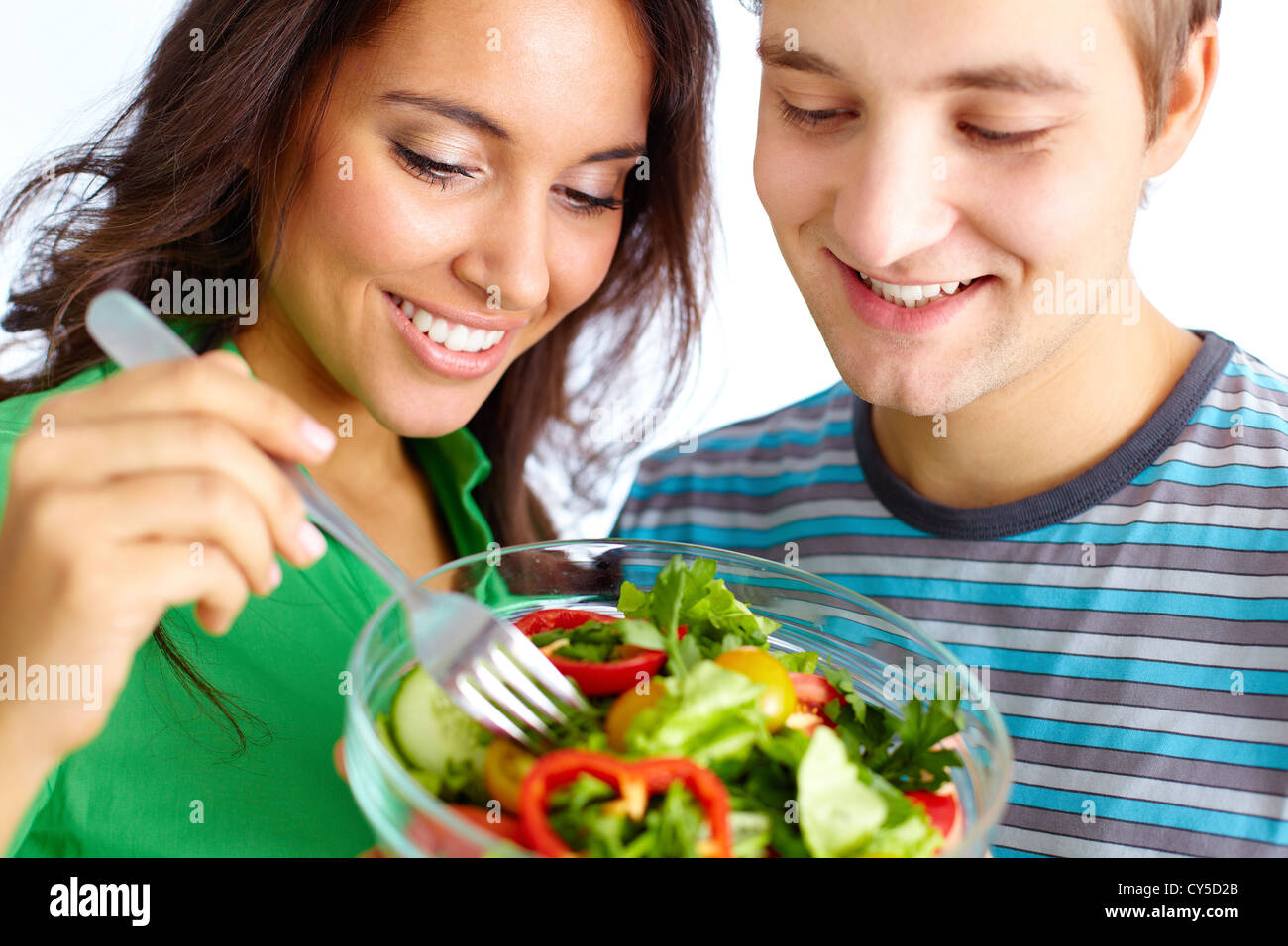 Happy couple eating vegetable salad Stock Photo - Alamy