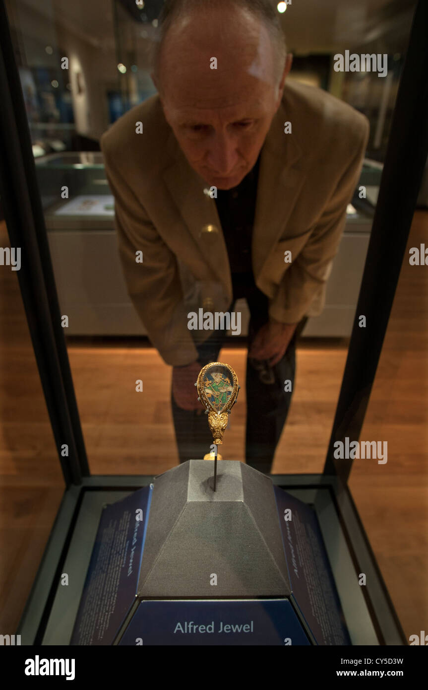 Ashmolean museum alfred jewel hi-res stock photography and images - Alamy