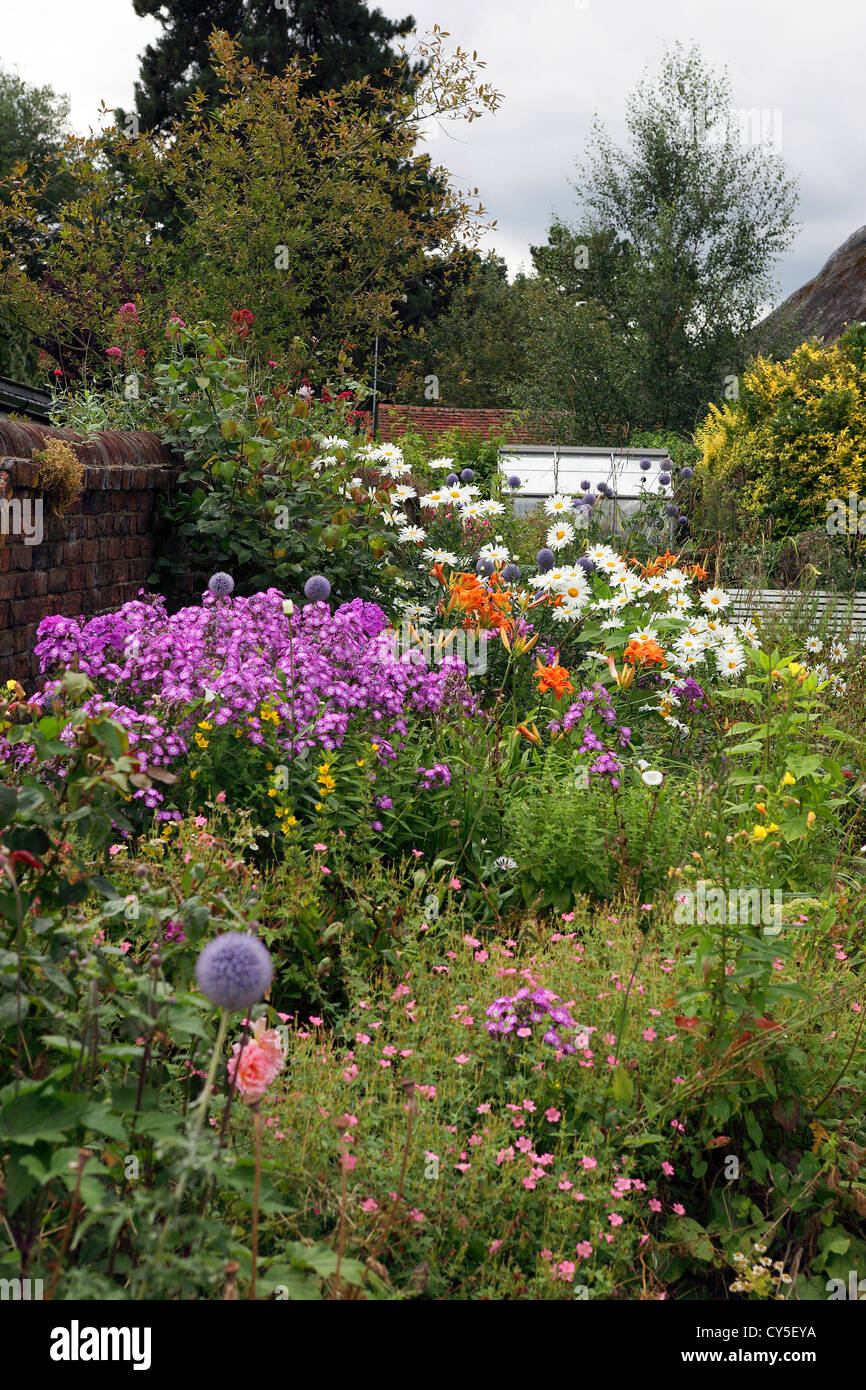 Garden viewing village hi-res stock photography and images - Alamy