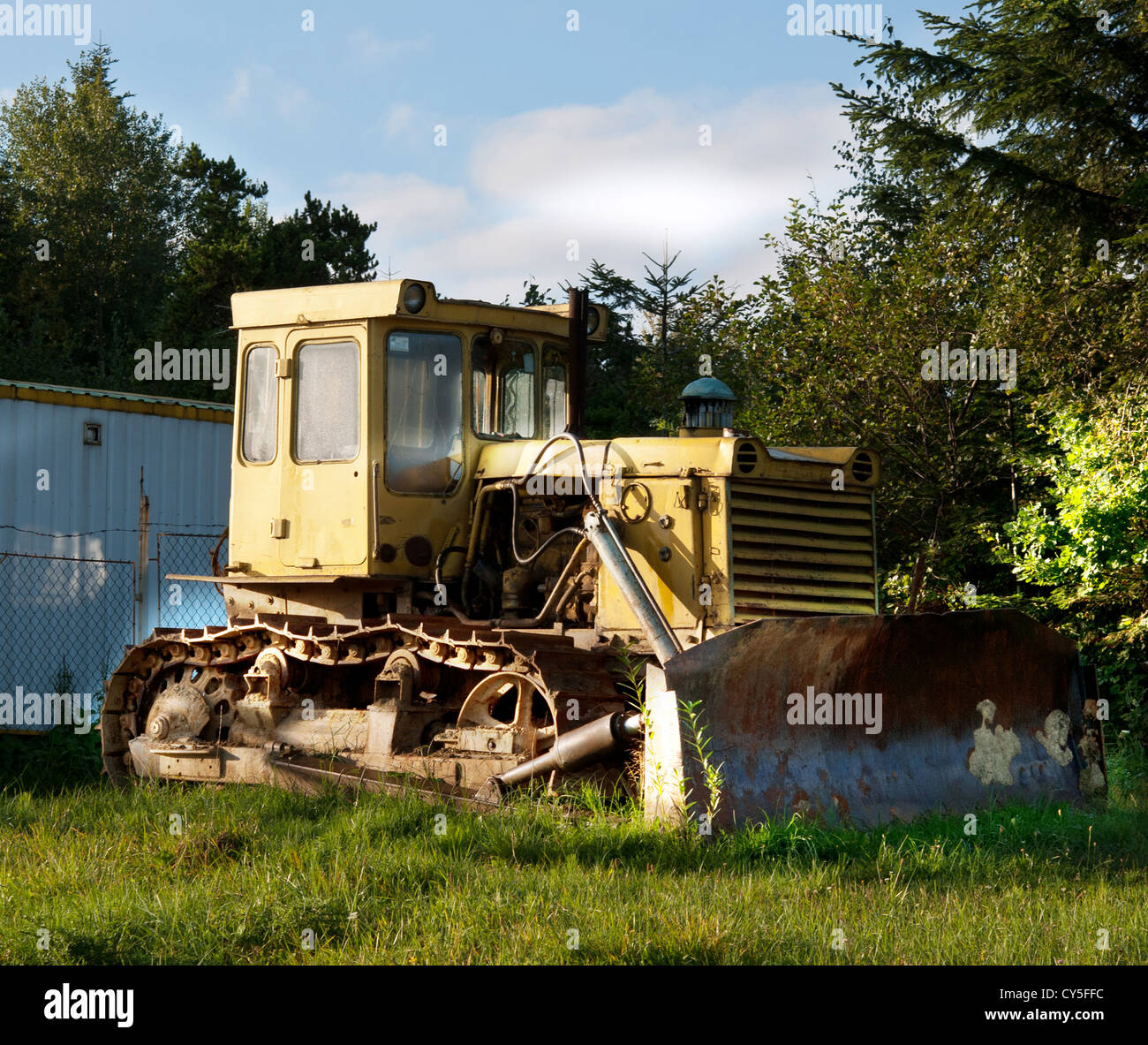 Old bulldozer hi-res stock photography and images - Alamy