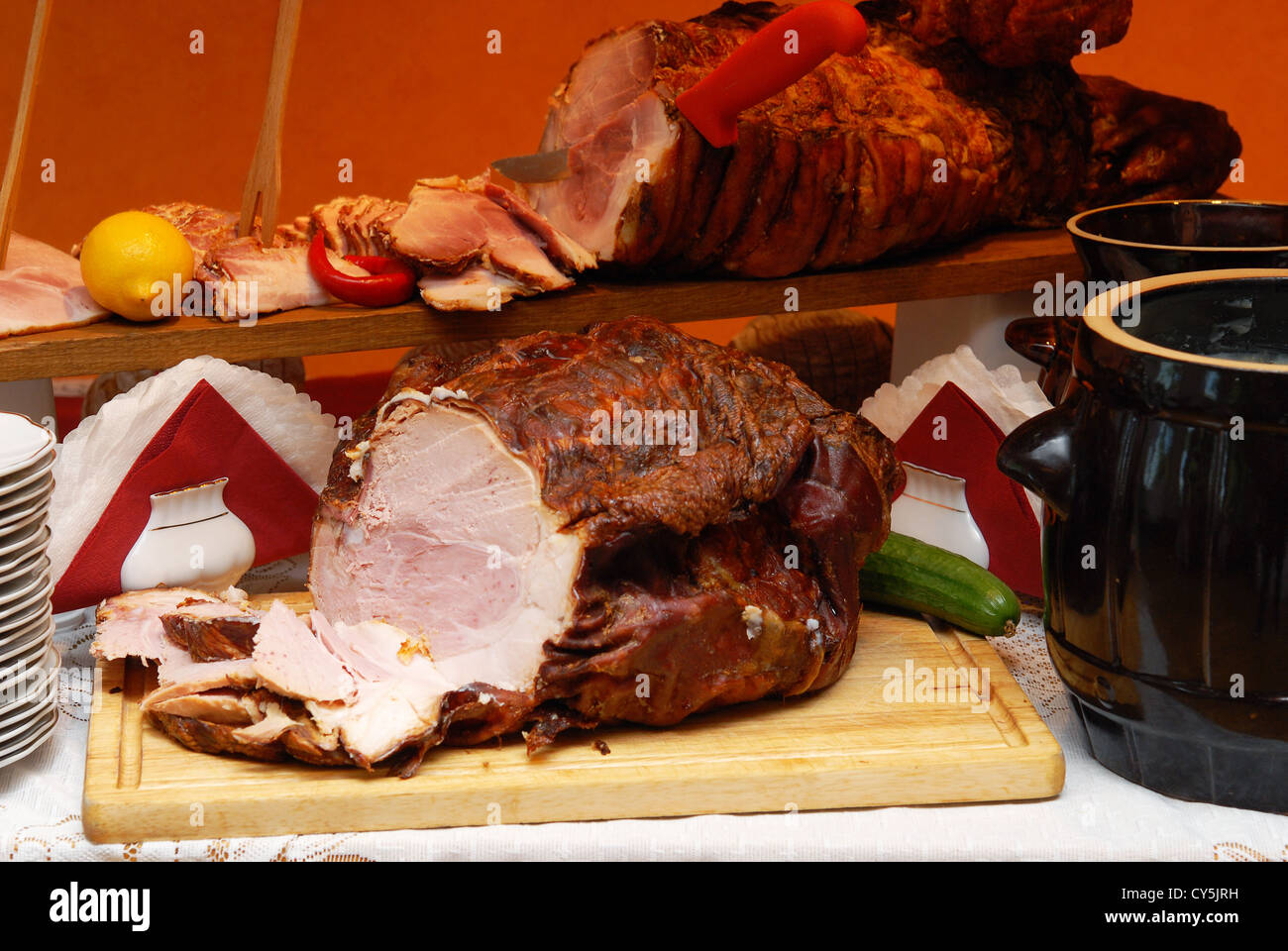 Roast pig table hi-res stock photography and images - Alamy
