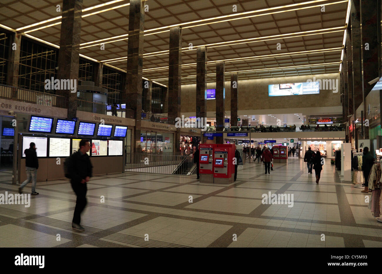 Main passenger concourse inside Wien Westbahnhof (Vienna Western ...