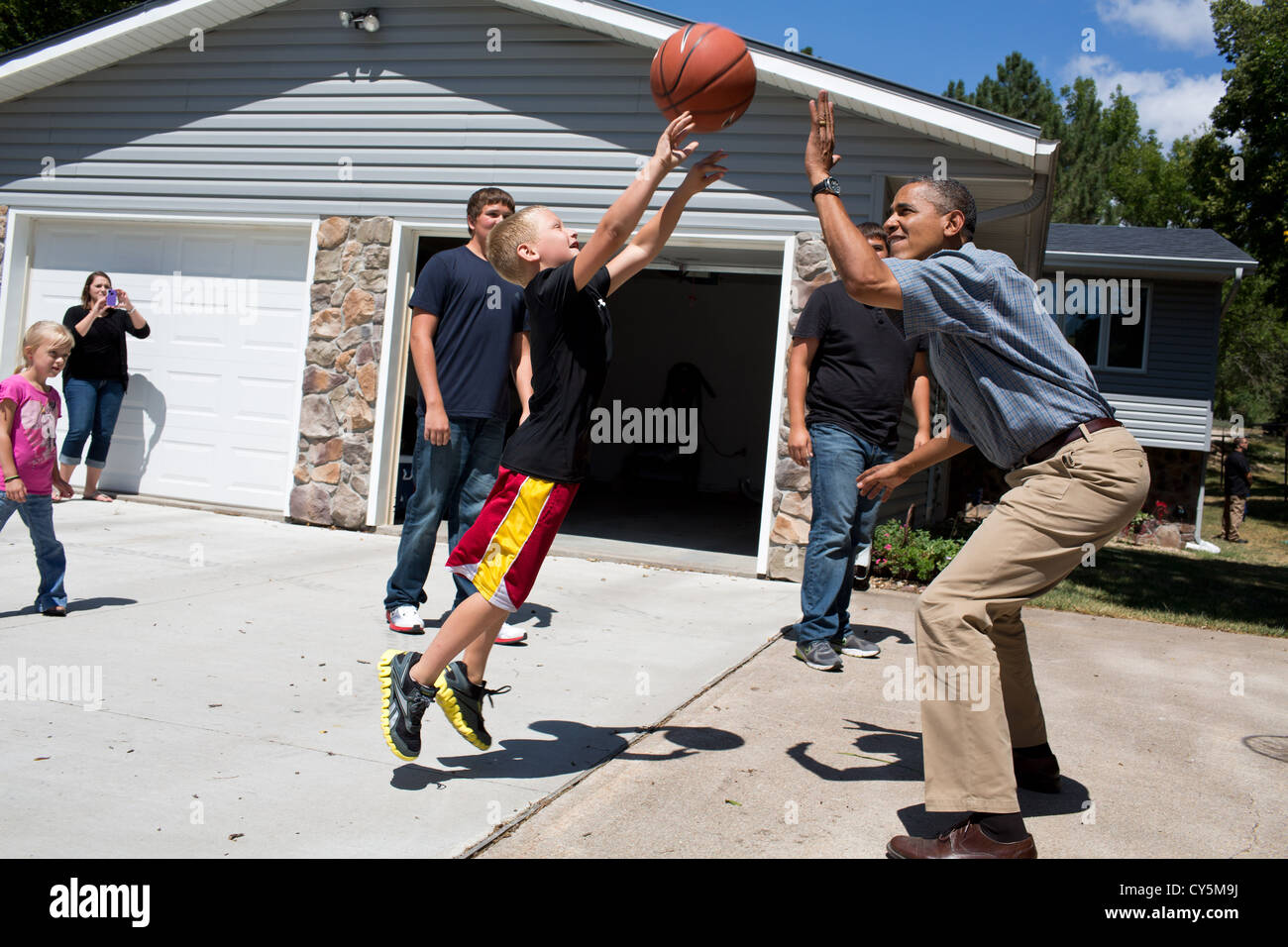 Barack obama playing basketball hi-res stock photography and images - Alamy
