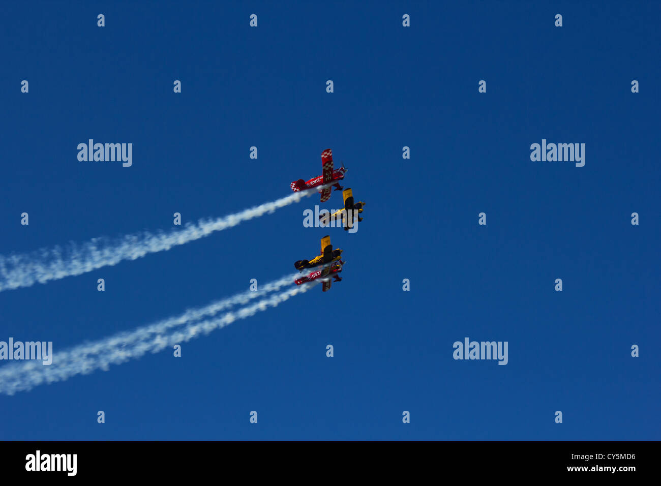 Flying stunt hi-res stock photography and images - Alamy