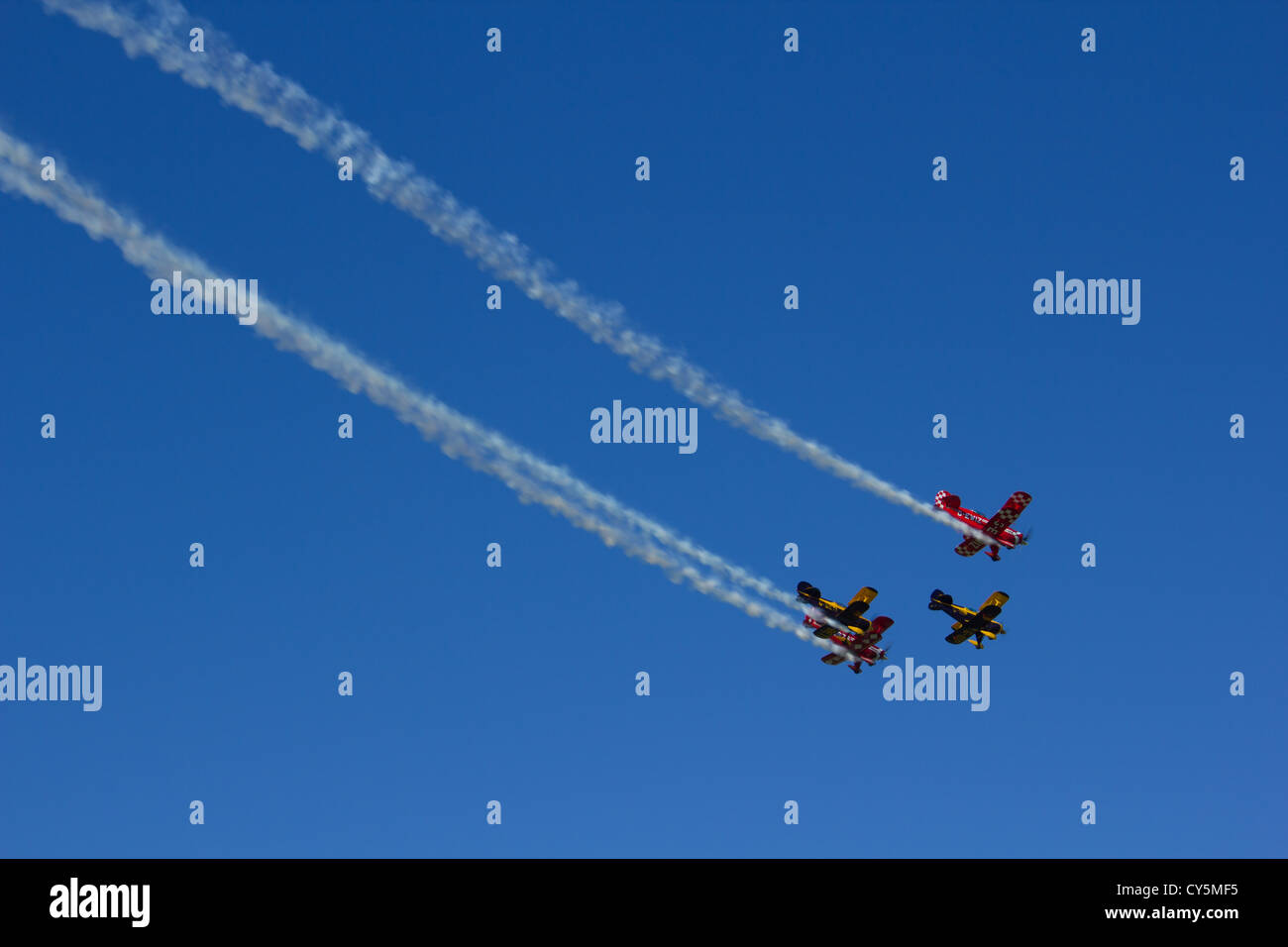 Four plane formation hi-res stock photography and images - Alamy