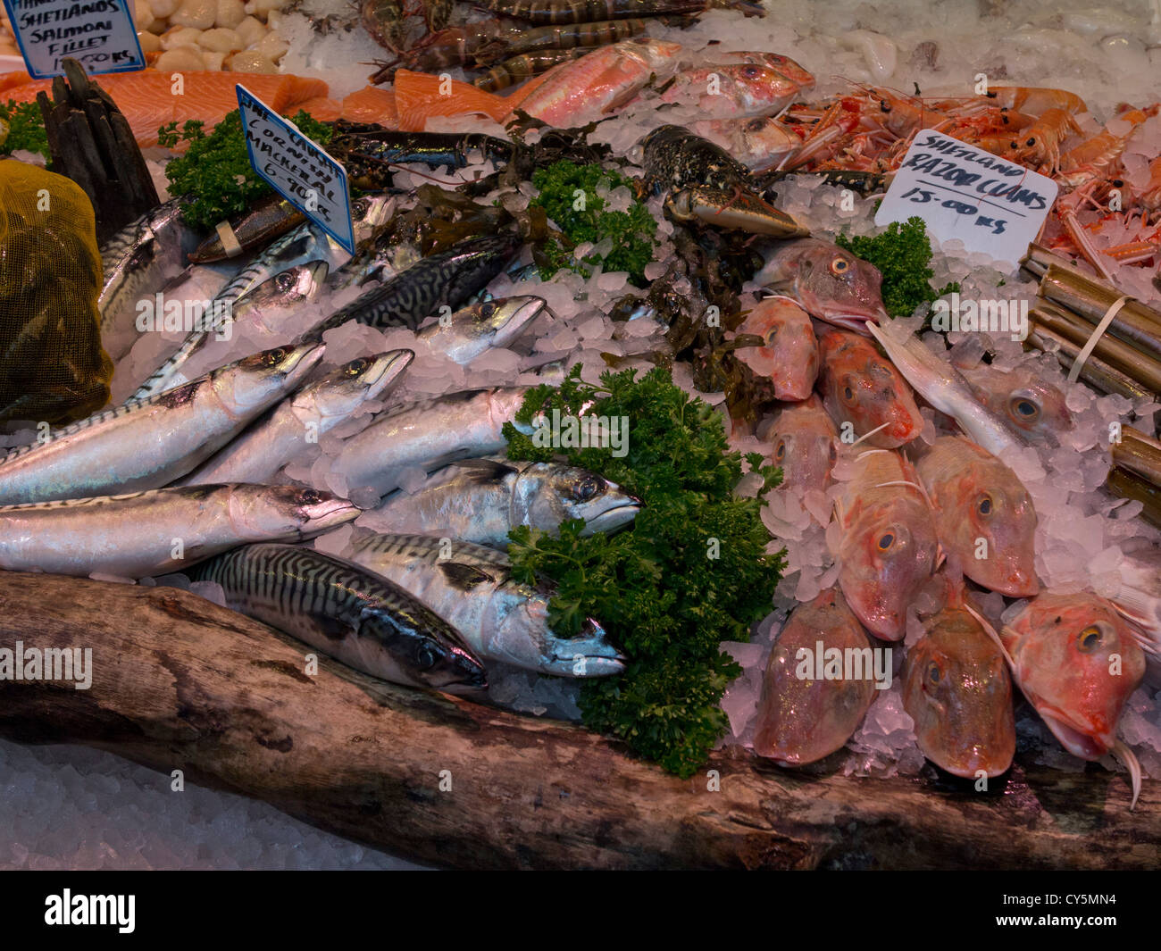 FISHMONGER AT BOROUGH MARKET IN LONDON, UK Stock Photo - Alamy