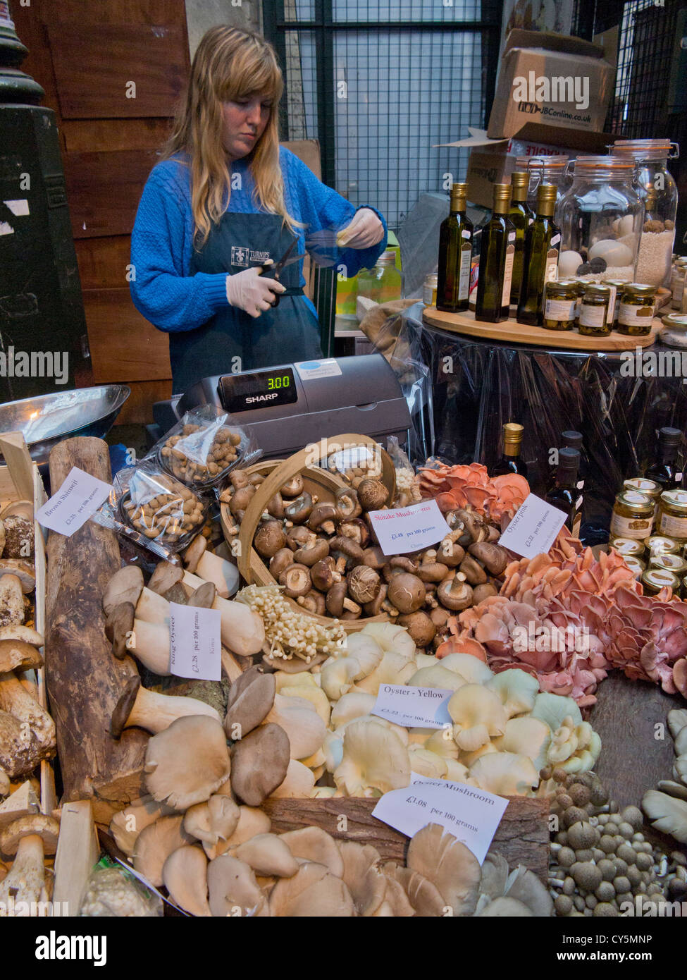 MUSHROOMS FOOD STALL AT BOROUGH MARKET IN LONDON, UK Stock Photo - Alamy