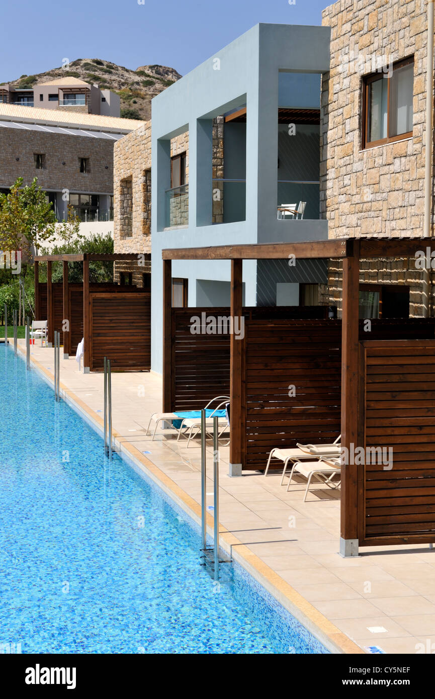 Swim-up pool by hotel rooms in resort Stock Photo - Alamy