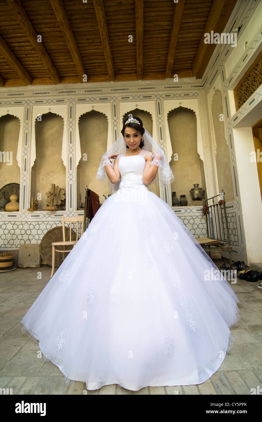A beautiful Tajik bride in her traditional home in Samarkand Stock ...