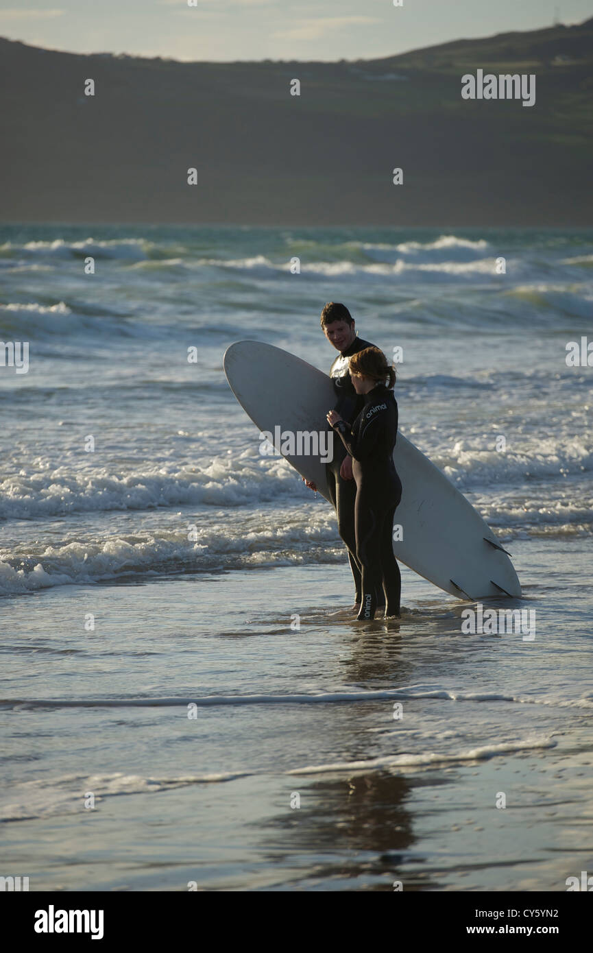 Preparing to surf at Porth Neigwl North Wales Stock Photo - Alamy
