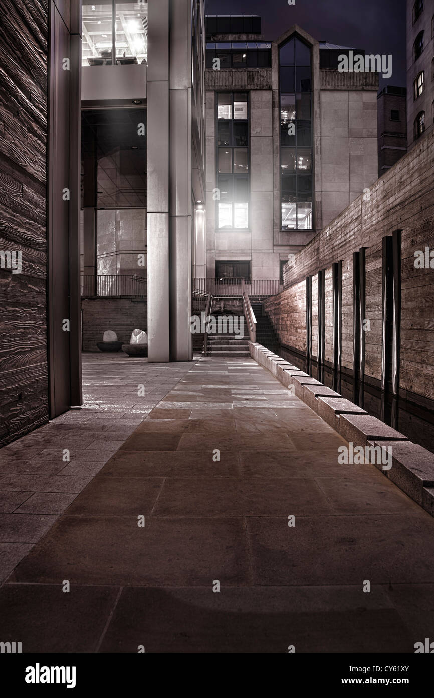 Dark alleyway uk hi-res stock photography and images - Alamy