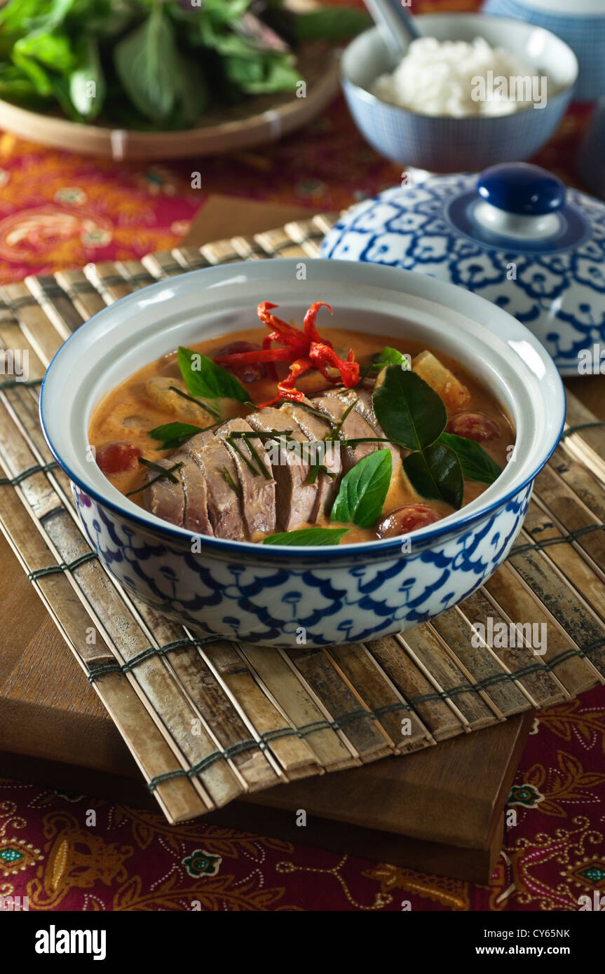 Thai red curry with roast duck Kaeng Phed Ped Yang Stock Photo - Alamy