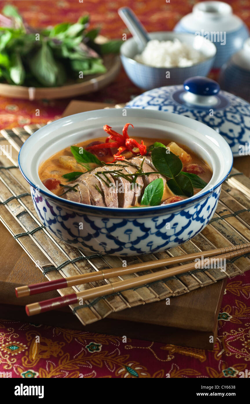 Thai red curry with roast duck Kaeng Phed Ped Yang Stock Photo - Alamy