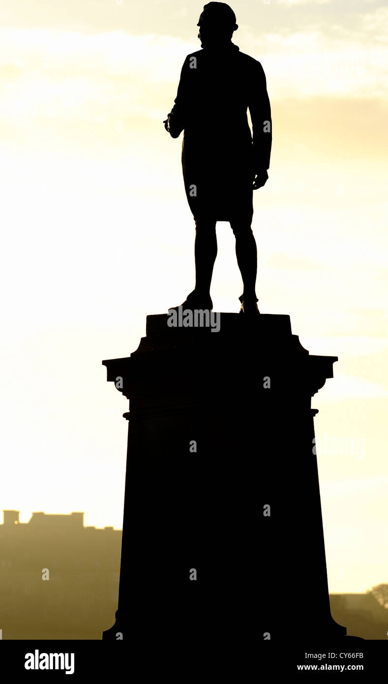 Whitby james cook statue hi-res stock photography and images - Alamy