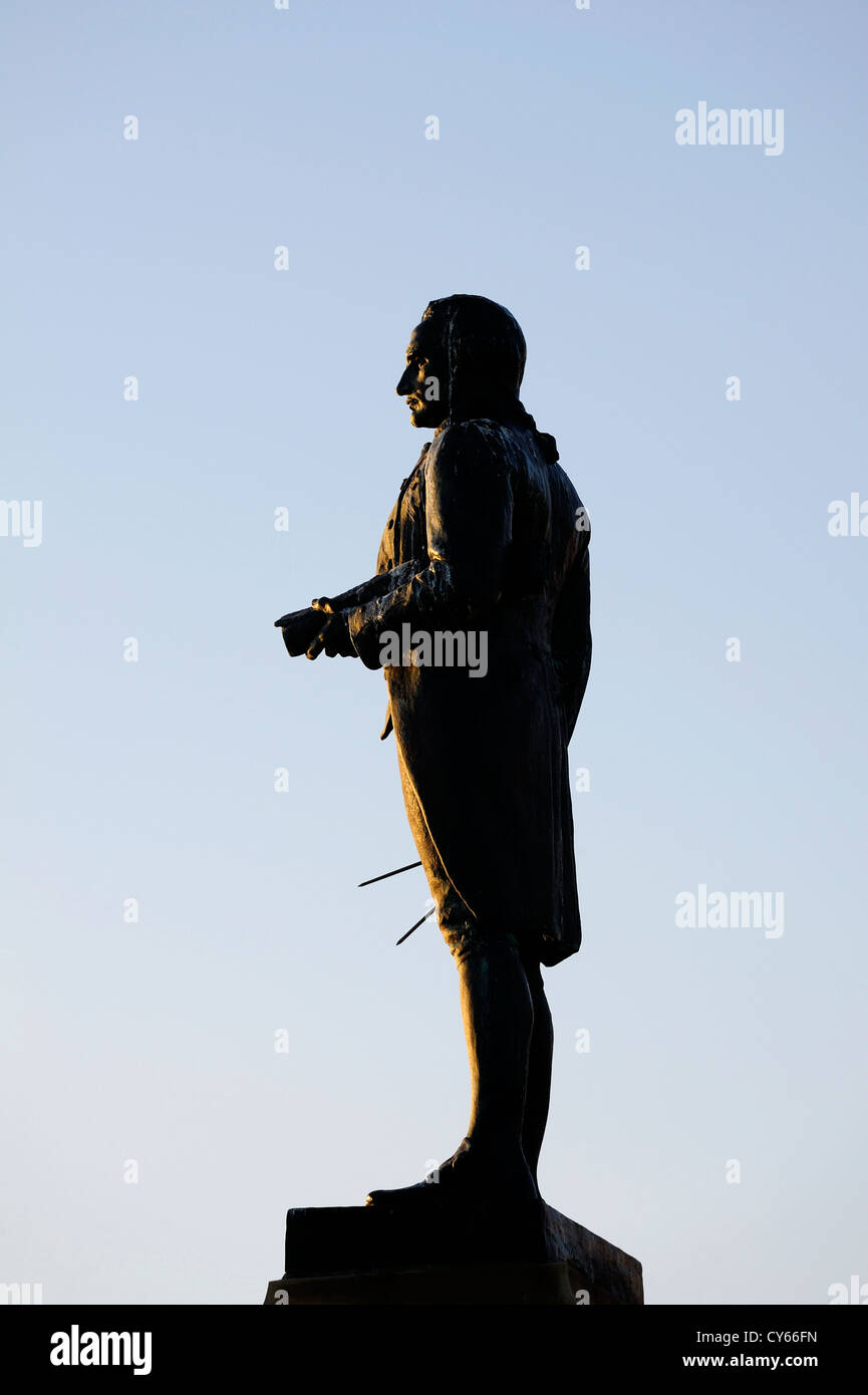 Whitby james cook statue hi-res stock photography and images - Alamy