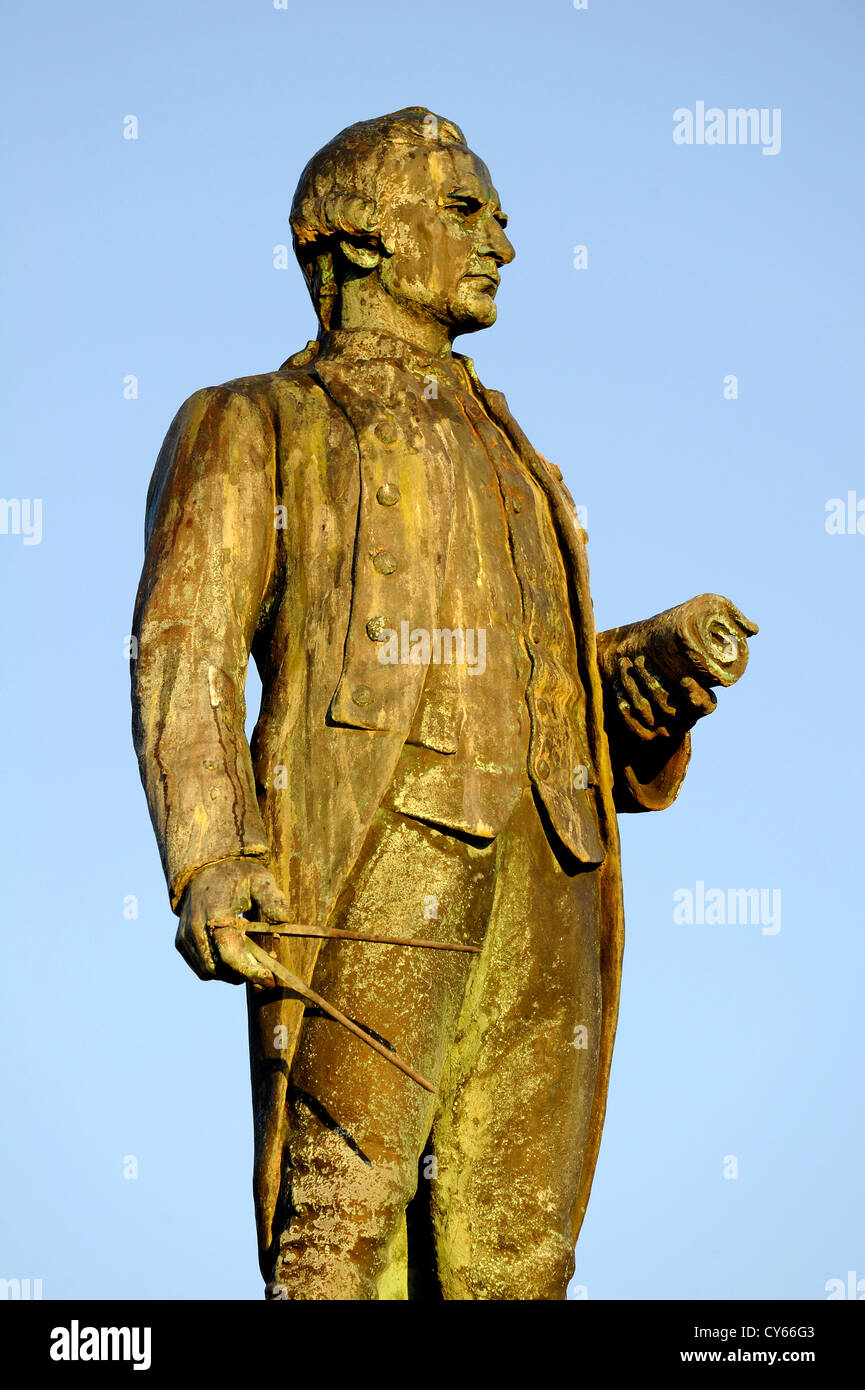 James cook statue whitby hi-res stock photography and images - Alamy