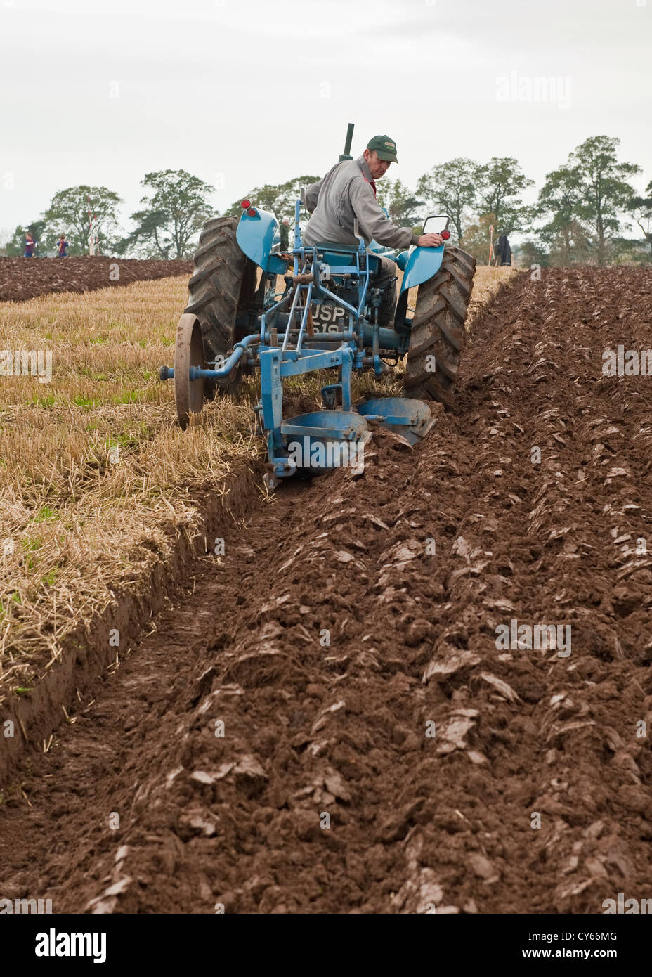 Vintage ford tractor hi-res stock photography and images - Alamy