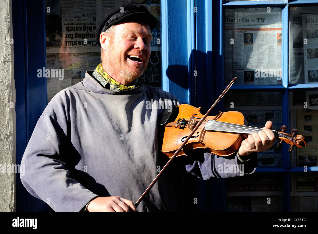Busking on the streets hi-res stock photography and images - Alamy