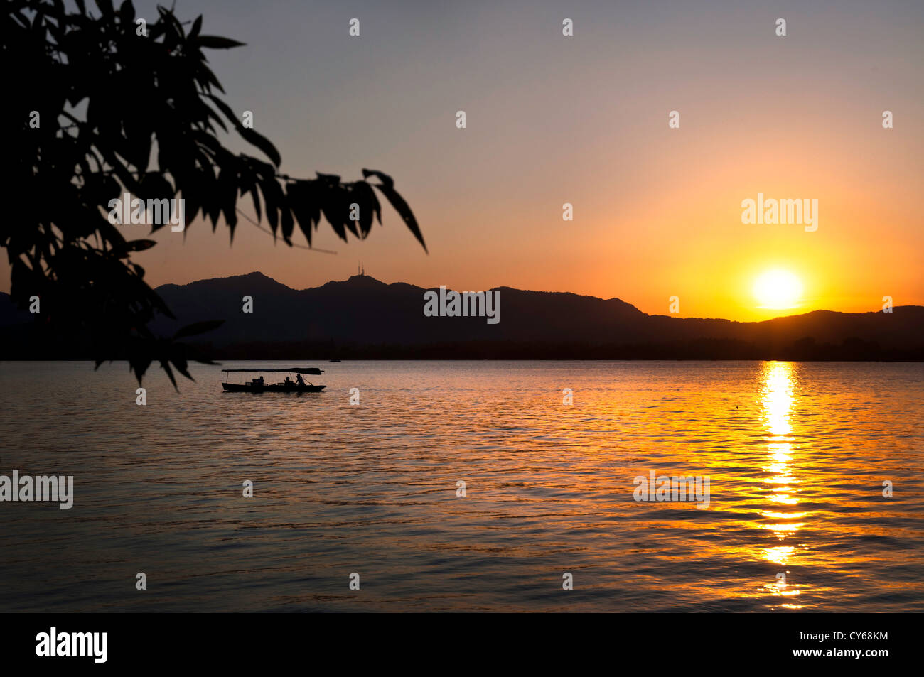 Sunset and rowing boat, West Lake, China Stock Photo - Alamy