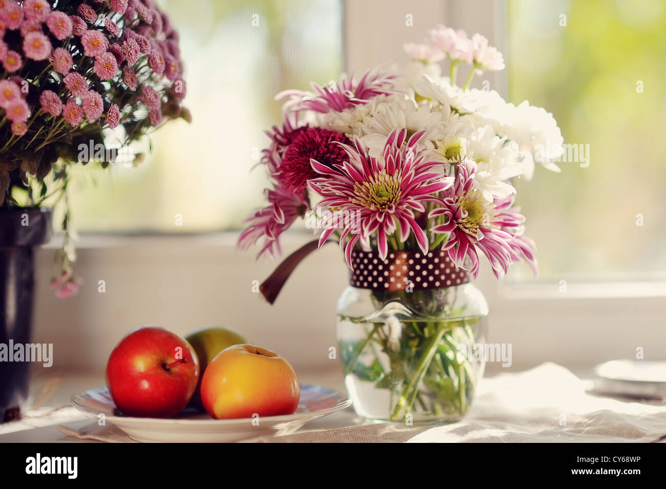 Vase with apples hi-res stock photography and images - Alamy