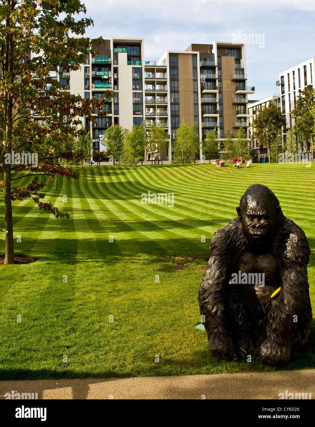 Gorilla sculpture london hi-res stock photography and images - Alamy