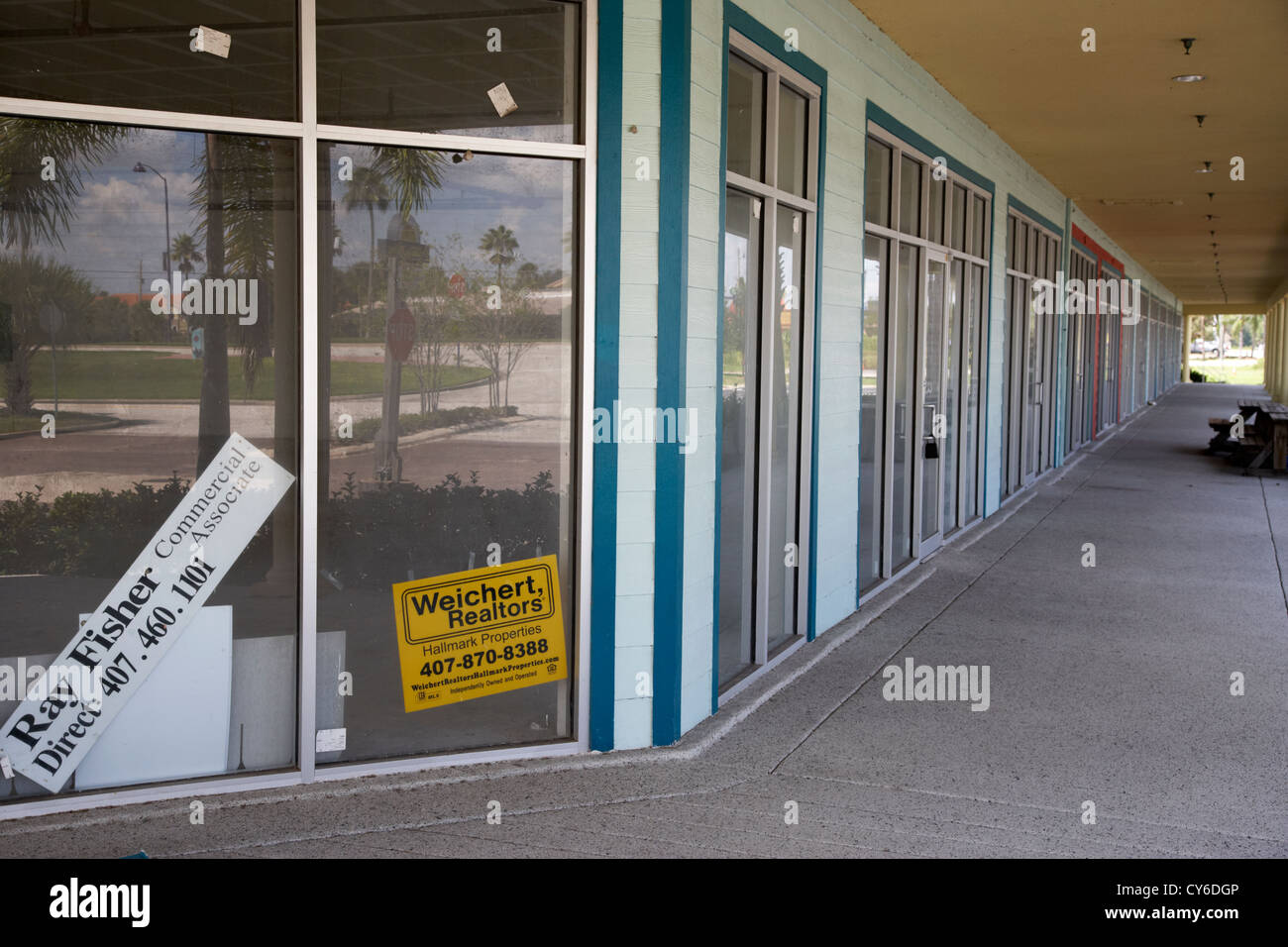 vacant empty strip mall in kissimmee florida usa Stock Photo - Alamy