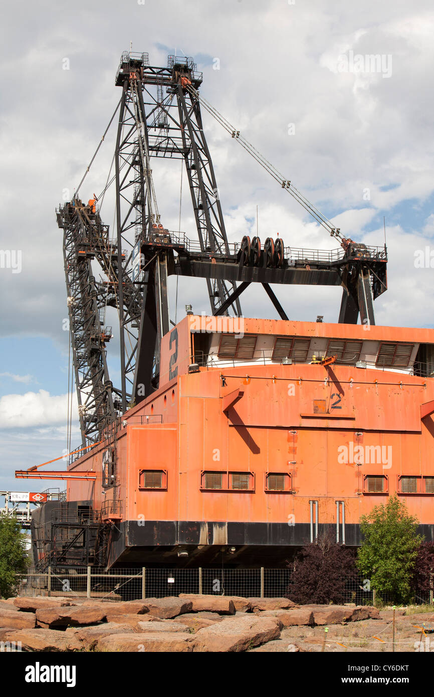 Tar in a bucket hi-res stock photography and images - Alamy