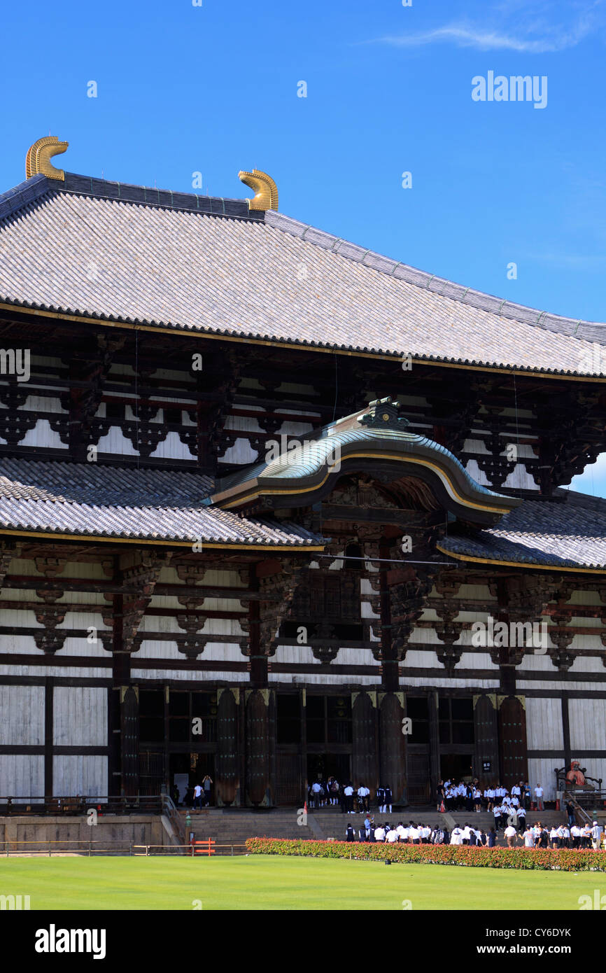 The main entrance to the Daimonji Temple, home to the giant Buddha ...