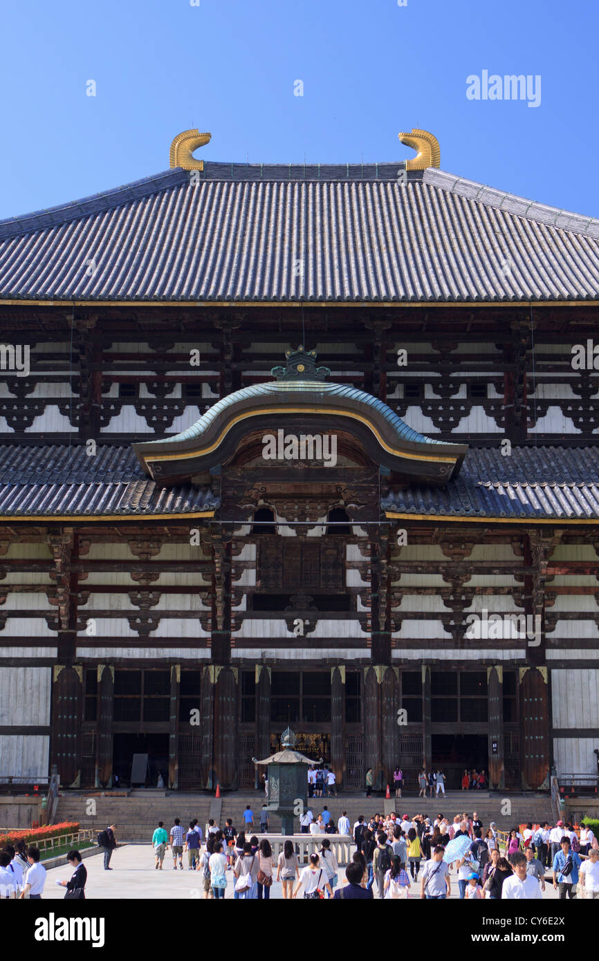 The main entrance to the Daimonji Temple, home to the giant Buddha ...