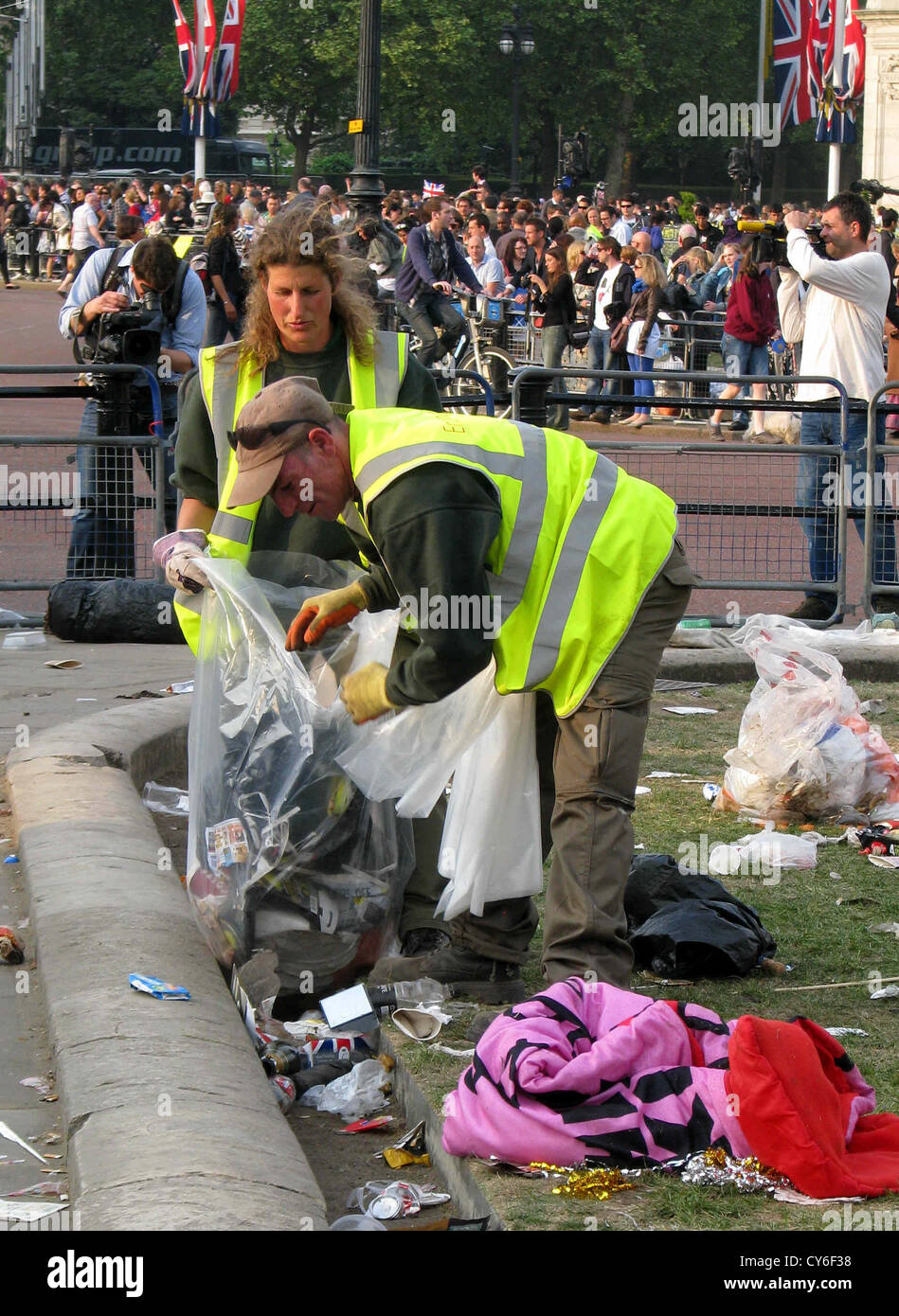 RUBBISH COLLECTORS PICKING UP RUBBISH AND LITTER OUTSIDE BUCKINGHAM ...