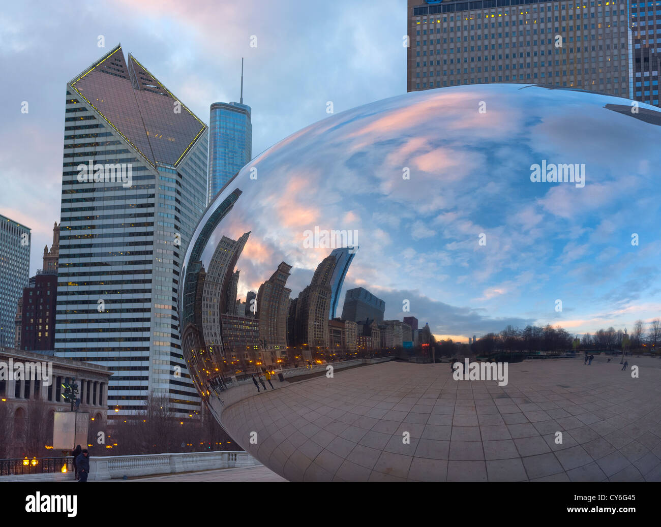 Chicago, Illinois Cloud Gate aka "The Bean" reflects the city skyline ...